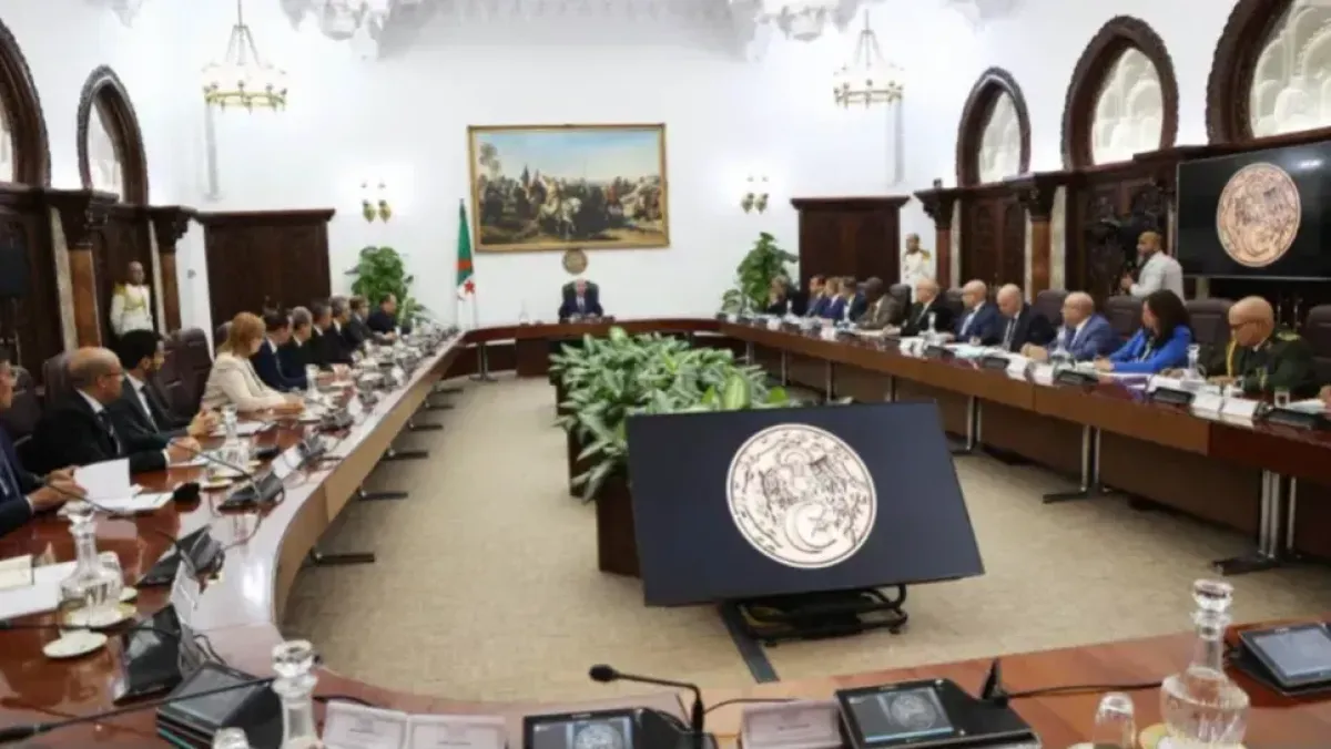 Le président Tebboune préside une réunion du Conseil des ministres ...